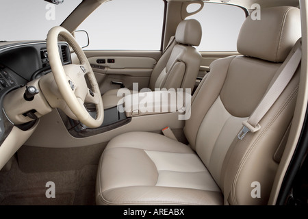 2006 GMC Yukon Denali in Black - Dashboard, center console, gear ...