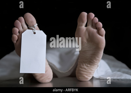 dead body on morgue table with pathologist Stock Photo - Alamy