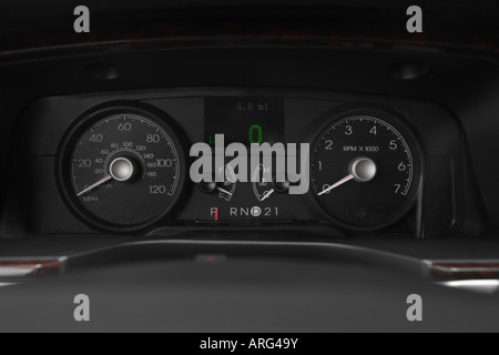 2007 Lincoln Town Car Signature L in Black - Engine Stock Photo - Alamy