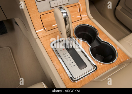 2007 Lincoln Navigator Ultimate L in White - Dashboard, center console ...