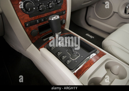 2007 Jeep Commander Limited in Green - Dashboard, center console, gear ...