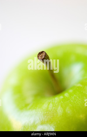 fresh green apple on a white plate close up Stock Photo - Alamy