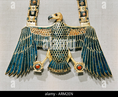 Vulture Pendant from the tomb of Tutankhamun at the Egyptian Museum ...