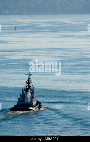 Tugboat on St. Lawrence river from Old Montreal Stock Photo - Alamy