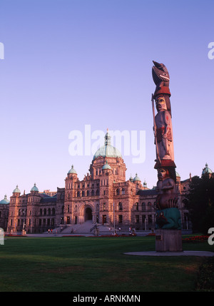 Totem Pole with Parliament Building beyond, Victoria, Vancouver Island ...