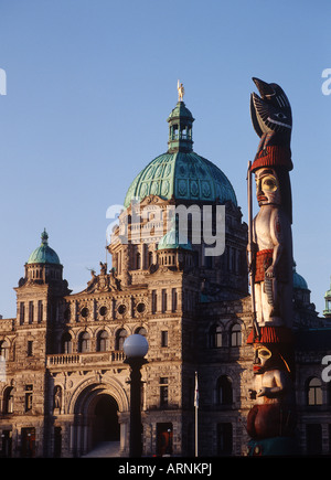 Totem Pole with Parliament Building beyond, Victoria, Vancouver Island ...