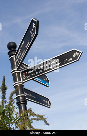 thames cycle route and thames path sign beside the river thames at ...