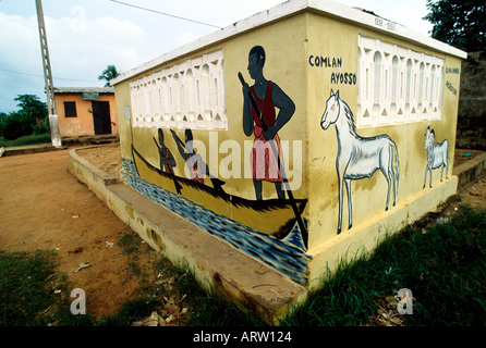 A vodun tempel with symbolic figures painted on it Ein bemalter Voodoo ...