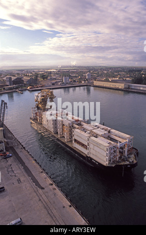 Loading and offloading of Matson containers in Kahului harbor Stock ...