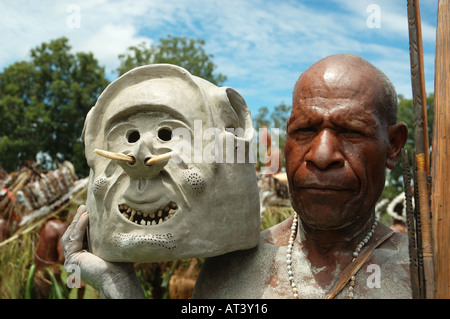 mudmen holding bow arrows spears and mask Goroka mudmen show sing sing ...