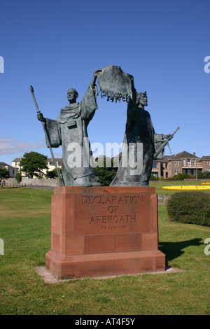 Statue depicting Robert the Bruce and Bernard De Linton with ...