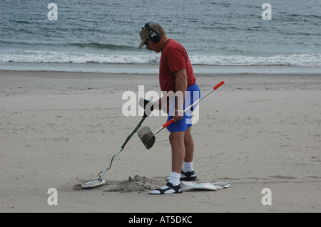 Senior man using metal detector on beach Stock Photo: 86776062 - Alamy