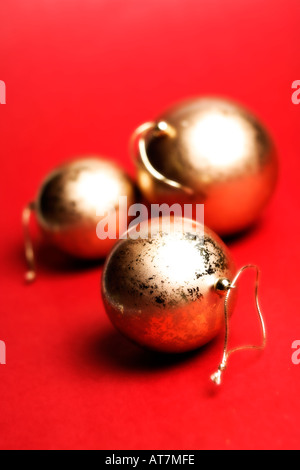 christmas balls background red gold white Stock Photo - Alamy