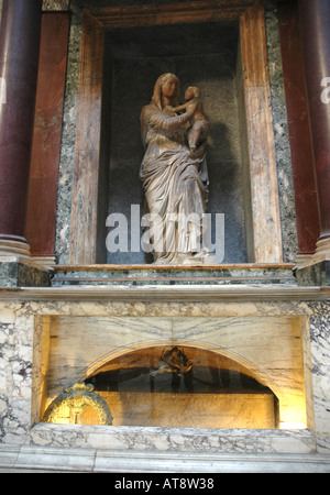 Tomb of the painter Raphael at The Pantheon, Rome, Italy Stock Photo ...