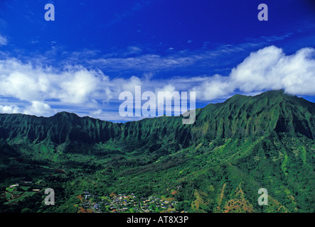 View of a near Ko’olau Mountains mountain peak from Nu'Uanu Pali ...