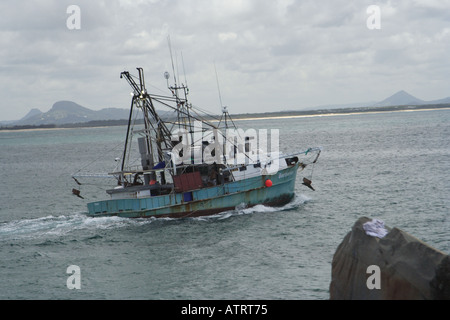 COMMERCIAL FISHING TRAWLER LEAVING MOOLOOLABA FOR THE OPEN OCEAN ...