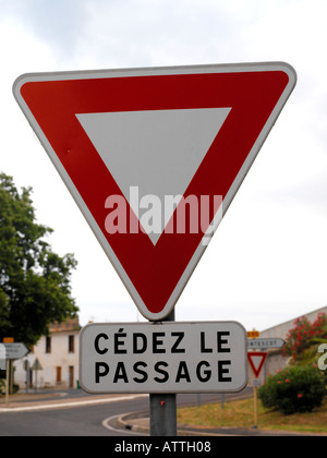 Cedez Le Passage Give Way road sign Stock Photo - Alamy