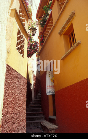 The "Alley of the kiss", in Guanajuato (Mexico). Le "Callejón del Beso ...