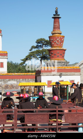 A Buddhist monk at Puning Temple Stock Photo - Alamy