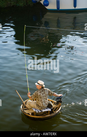 Coracle fishing boat on river, Hoi An, Vietnam Stock Photo - Alamy