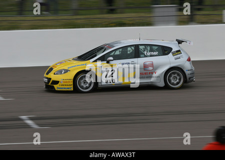 Darren Turner racing in the Seat Leon TDI at Brands Hatch racing ...