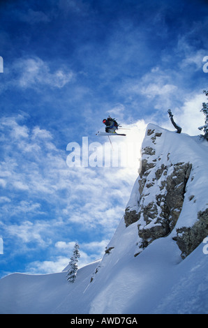 Skier jumping from mountain ledge Stock Photo - Alamy