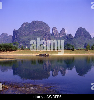 Spectacular scenery on the Li River near the city of Guilin (Kweilin ...