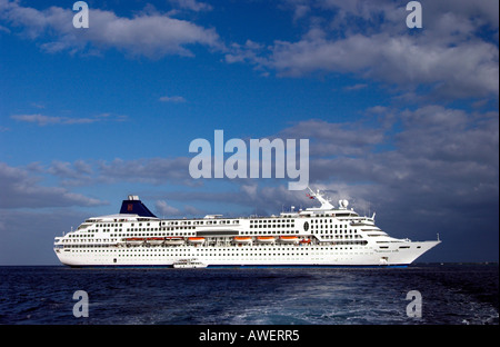 Norwegian Wind cruise ship off the island of Maui, Hawaii Stock Photo ...