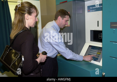 Counter service at a modern Post Office UK Stock Photo: 6965955 - Alamy