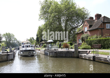 Mapledurham Lock with cabin cruiser motor yacht pleasure boat near ...