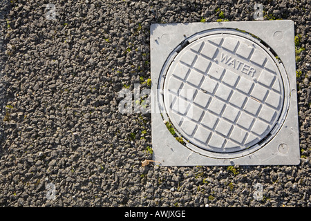 Water access cover on a tarmac pavement Stock Photo - Alamy