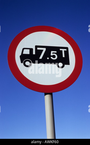 Circular 3 ton weight limit sign Stock Photo - Alamy