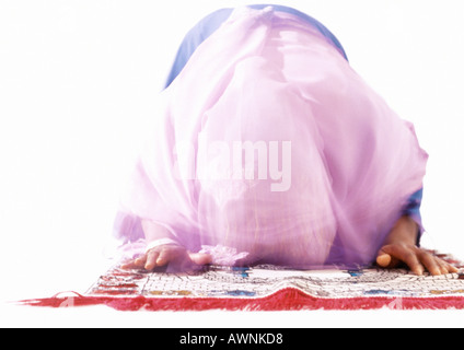 Muslim woman bowing in prayer Stock Photo - Alamy