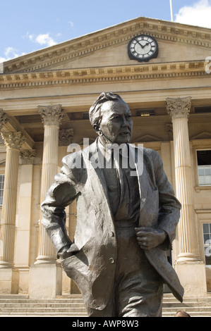 Harold Wilson statue in front of Huddersfield Train Station Stock Photo ...