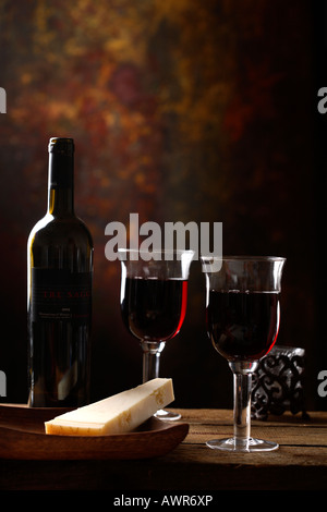 Stillleben mit Flasche und Gläser im Garten, still life with bottle and ...