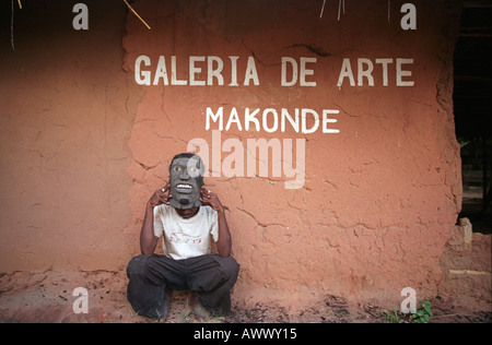 Makonde carver, Mozambique Stock Photo - Alamy
