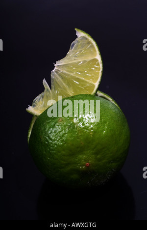Limone Limonen Limette Limetten bio geschnitten Früchte Freisteller ...