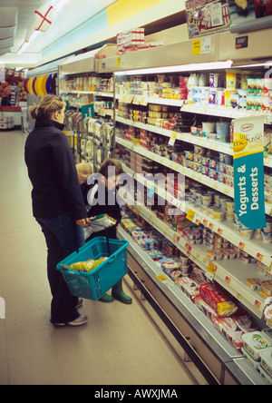 Family Shopping At a Somerfield Supermarket in the Uk Stock Photo - Alamy