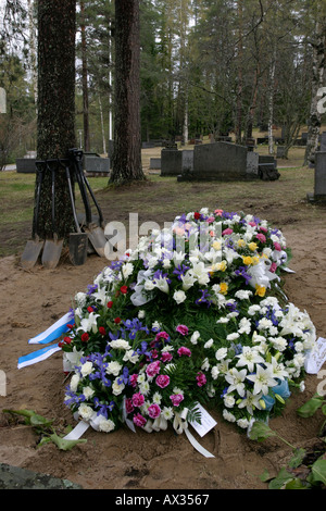 fresh grave with flowers and farewell greetings Stock Photo - Alamy