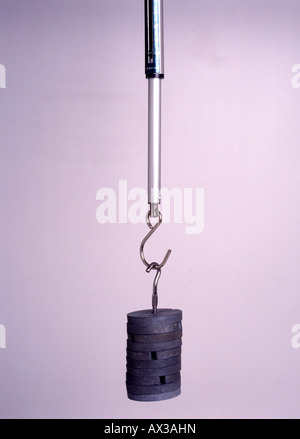 100g on newton balance Stock Photo - Alamy