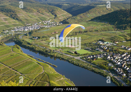Gleitflieger über Bremm an der Mosel Germany Gliding airman about Bremm ...
