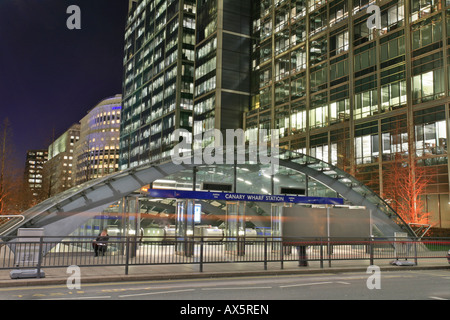 Night shot of Docklands Light Railway platform at Canary Wharf Station ...