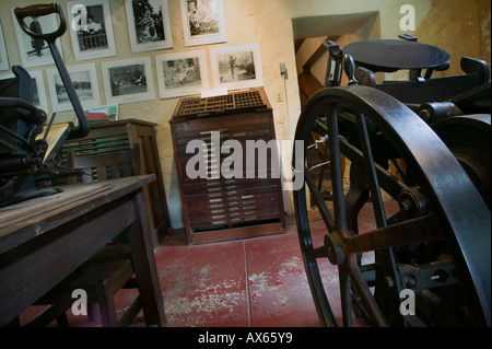 Roycroft Shop, East Aurora, N.Y., 1900. 2 men working at anvil and at ...