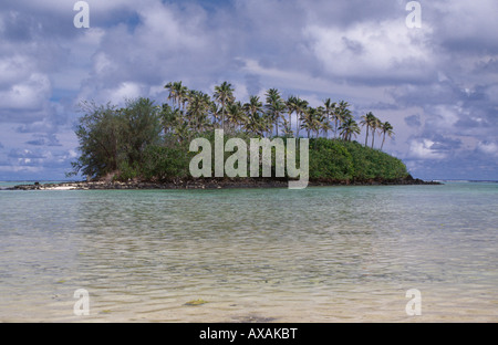 Island off Rarotonga reef Stock Photo - Alamy