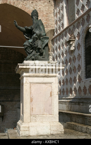 Papal statue outside Perugia Duomo Perugia Umbria Italy Stock Photo - Alamy
