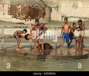 Young indian boys bathing in the waters of lake Pichola, Udaipur Stock ...