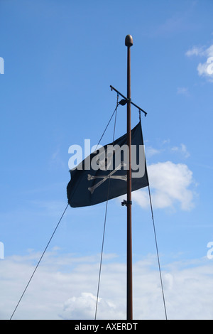 jolly roger joli rouge pirate flag on the mast Stock Photo - Alamy