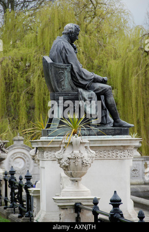 Statue of Edward Jenner, Kensington Gardens, London Stock Photo - Alamy