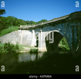 Dundas Aqueduct carrying Kennet and Avon Canal over the river Avon and ...