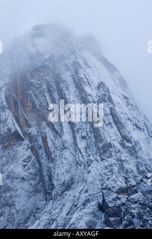 Fresh snow on steep granite cliffs above Yosemite Valley Yosemite ...